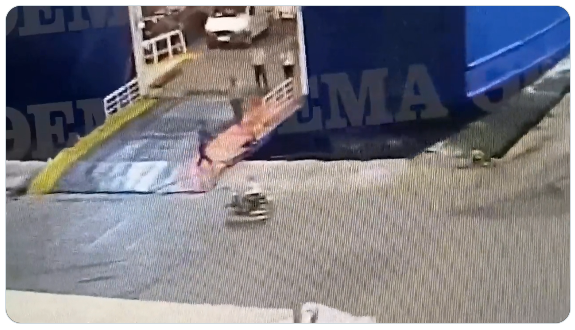 VIDEO: Trágico momento en el que miembros de una tripulación empujan a ...